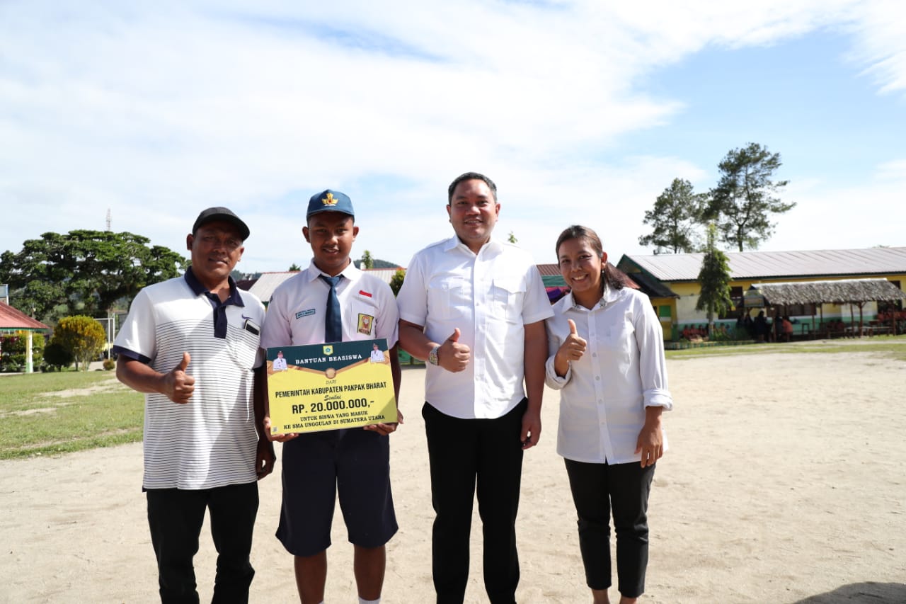 Bupati Pakpak Bharat Serahkan Beasiswa untuk Siswa yang Lolos SMA Plus ...